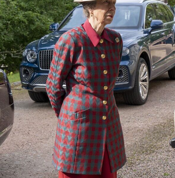 Princess Kate Stuns in Plaid Jacket and Feathered Fedora at Balmoral Family Event – News all day